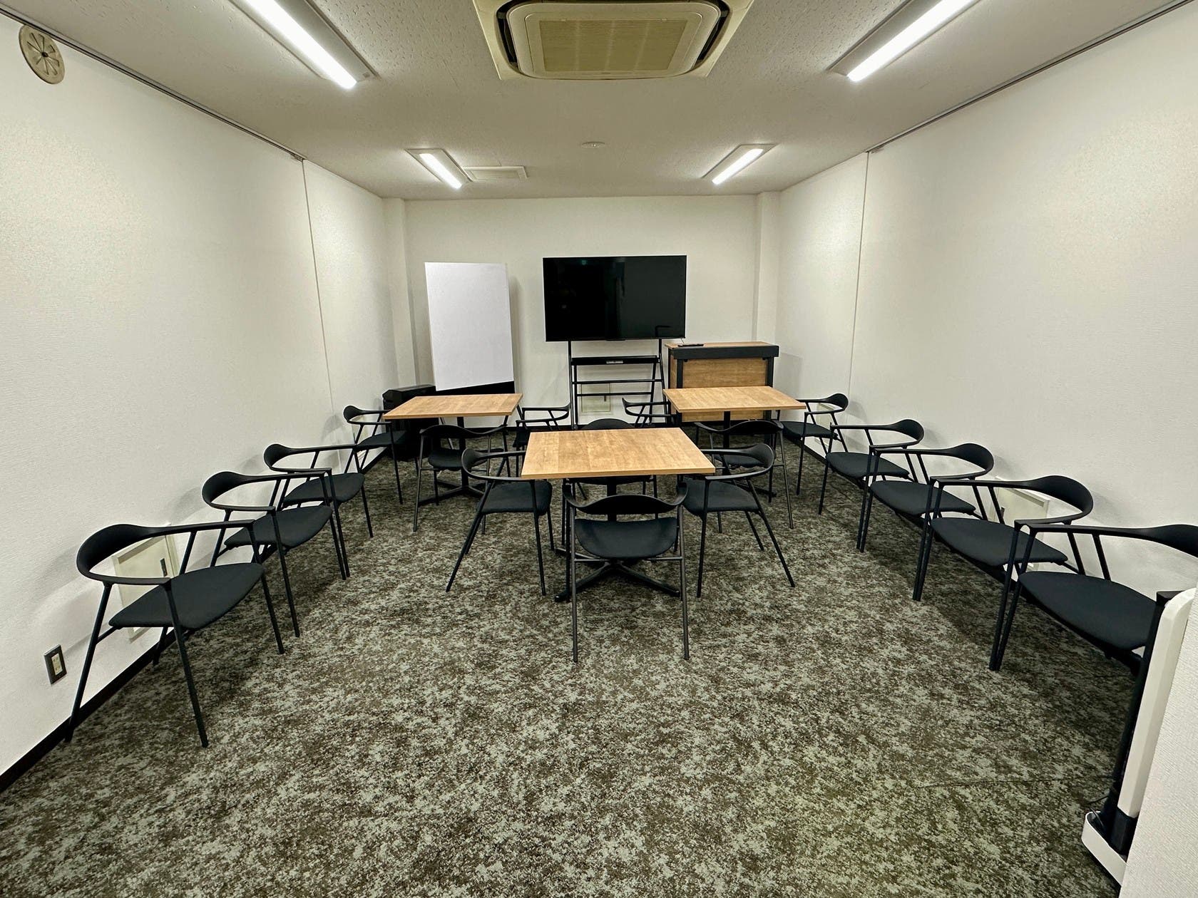 【地下1階】早稲田駅徒歩3分の貸会議室（11人以上）の写真1