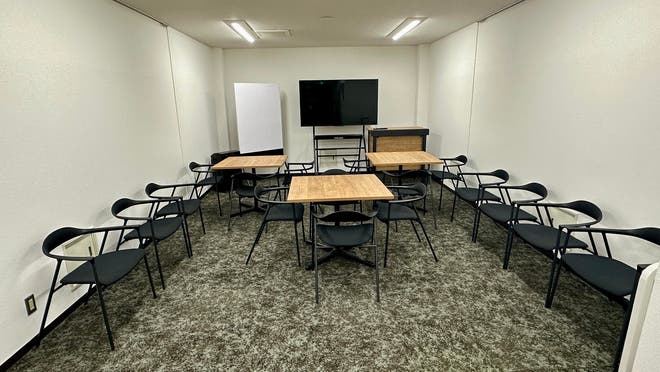【地下1階】早稲田駅徒歩3分の貸会議室(11人以上)の写真1