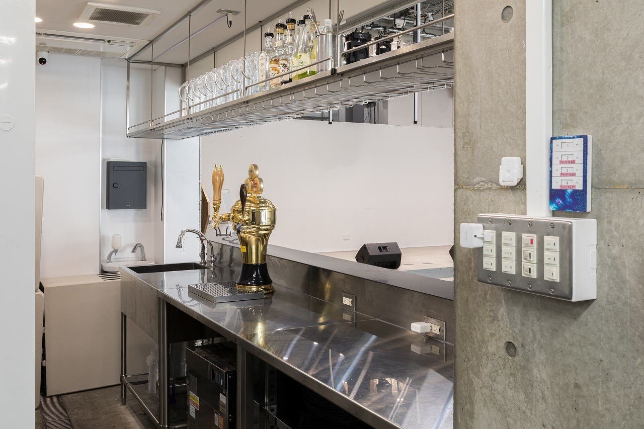 ～フォーマルな研修やセミナーから煌びやかな宴会まで、一気通貫で開催できる「駅前」＆「ハイブリッド」なイベントホール。の写真25