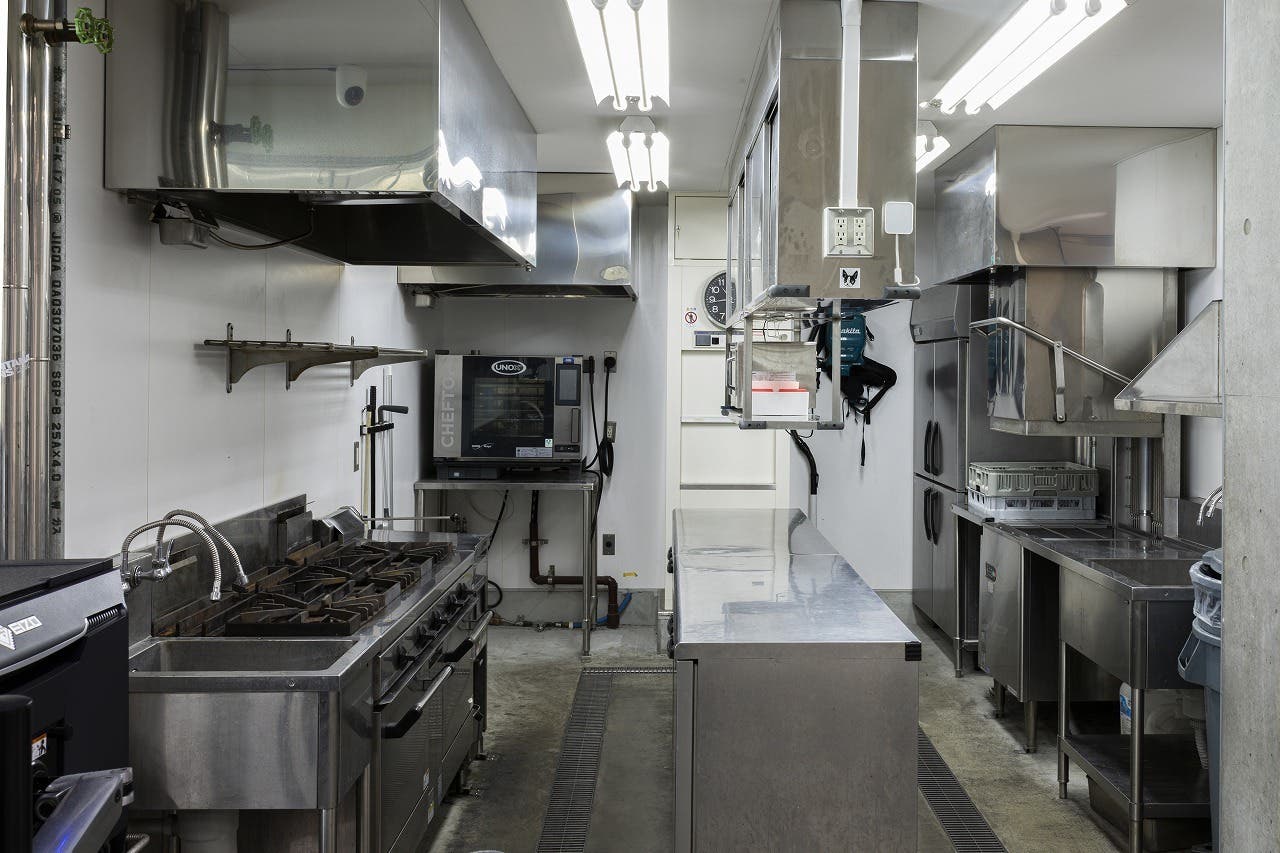 ～フォーマルな研修やセミナーから煌びやかな宴会まで、一気通貫で開催できる「駅前」＆「ハイブリッド」なイベントホール。の写真27