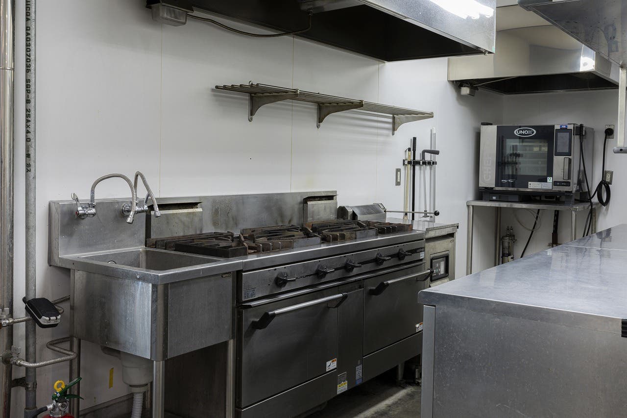 ～フォーマルな研修やセミナーから煌びやかな宴会まで、一気通貫で開催できる「駅前」＆「ハイブリッド」なイベントホール。の写真28