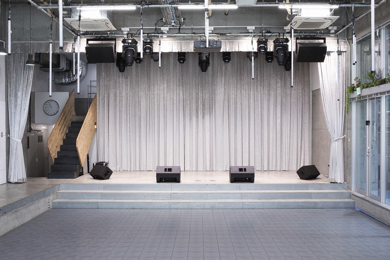 ～フォーマルな研修やセミナーから煌びやかな宴会まで、一気通貫で開催できる「駅前」＆「ハイブリッド」なイベントホール。の写真9