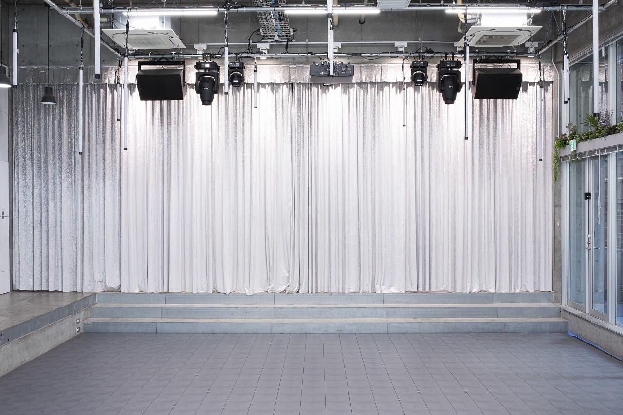 ～フォーマルな研修やセミナーから煌びやかな宴会まで、一気通貫で開催できる「駅前」＆「ハイブリッド」なイベントホール。の写真10