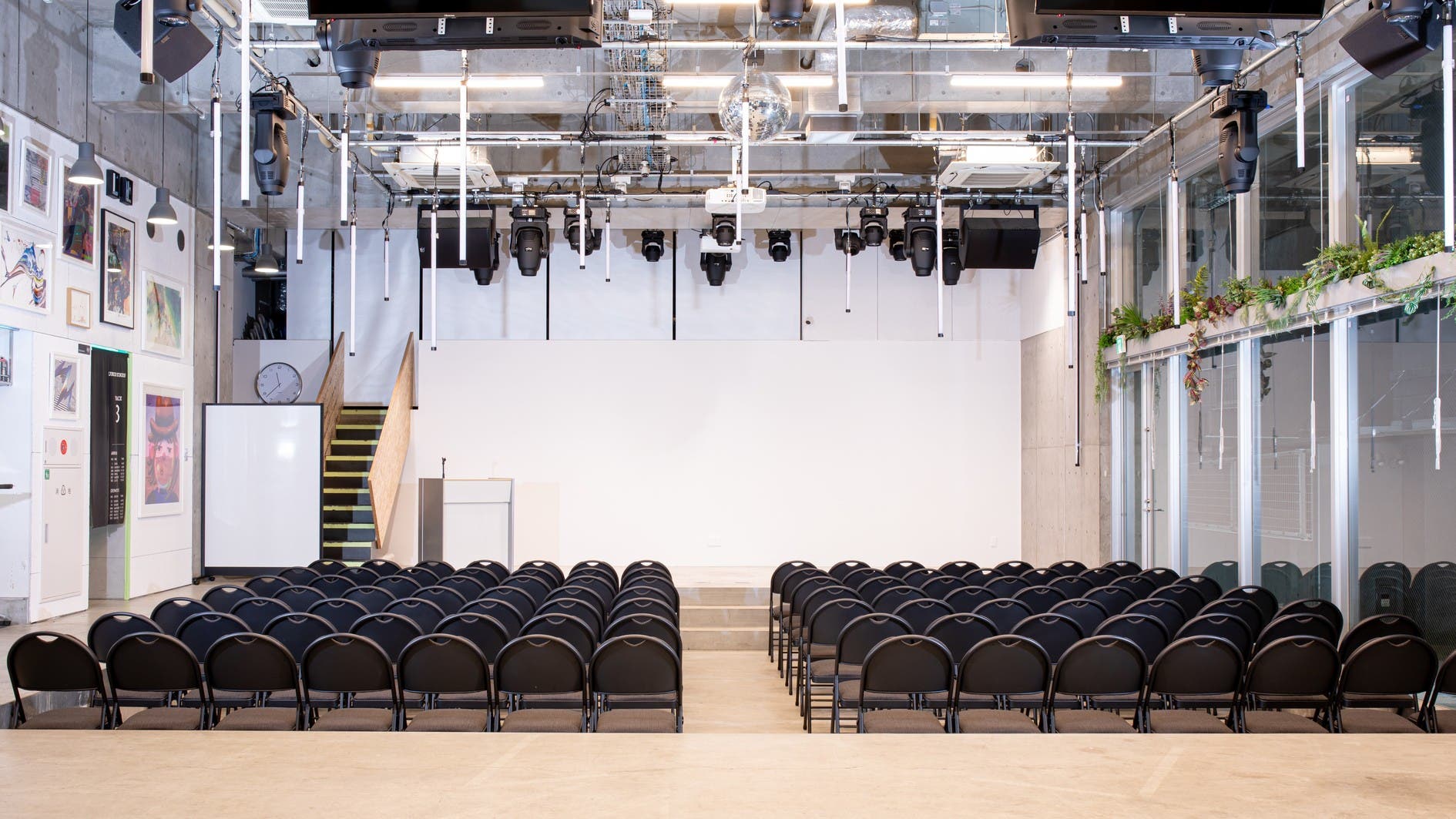 ～フォーマルな研修やセミナーから煌びやかな宴会まで、一気通貫で開催できる「駅前」＆「ハイブリッド」なイベントホール。の写真13