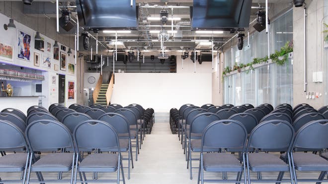 ~フォーマルな研修やセミナーから煌びやかな宴会まで、一気通貫で開催できる「駅前」&「ハイブリッド」なイベントホール。の写真14