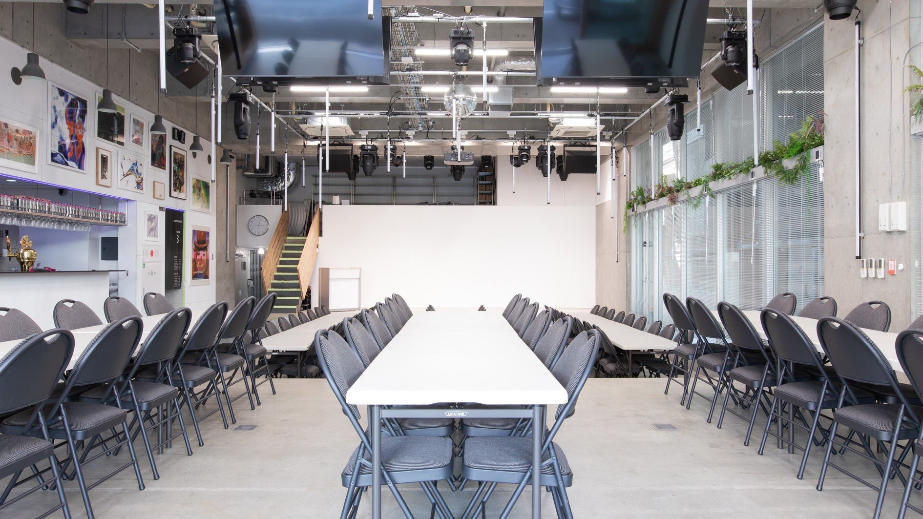 ～フォーマルな研修やセミナーから煌びやかな宴会まで、一気通貫で開催できる「駅前」＆「ハイブリッド」なイベントホール。の写真15