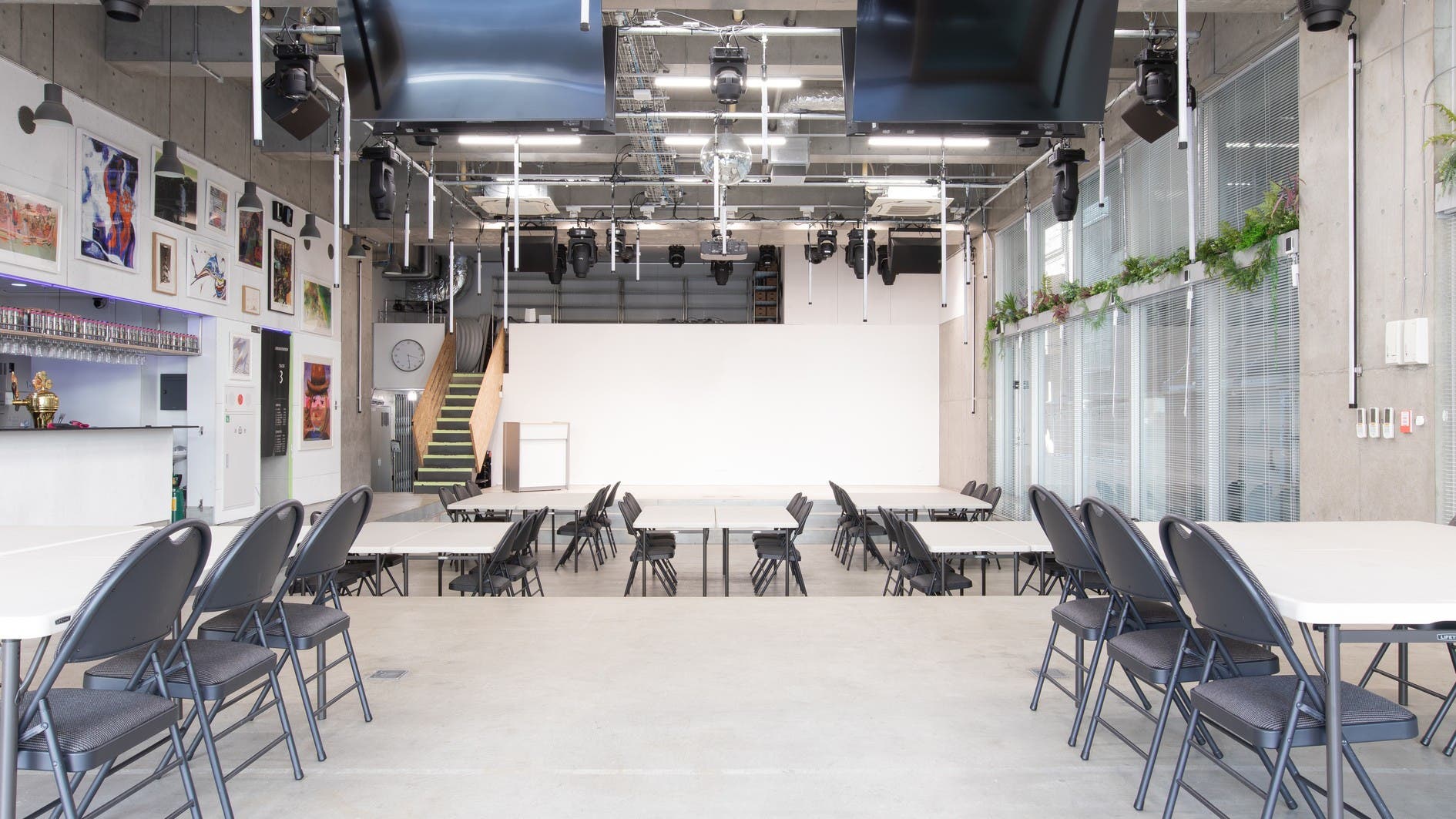 ～フォーマルな研修やセミナーから煌びやかな宴会まで、一気通貫で開催できる「駅前」＆「ハイブリッド」なイベントホール。の写真16