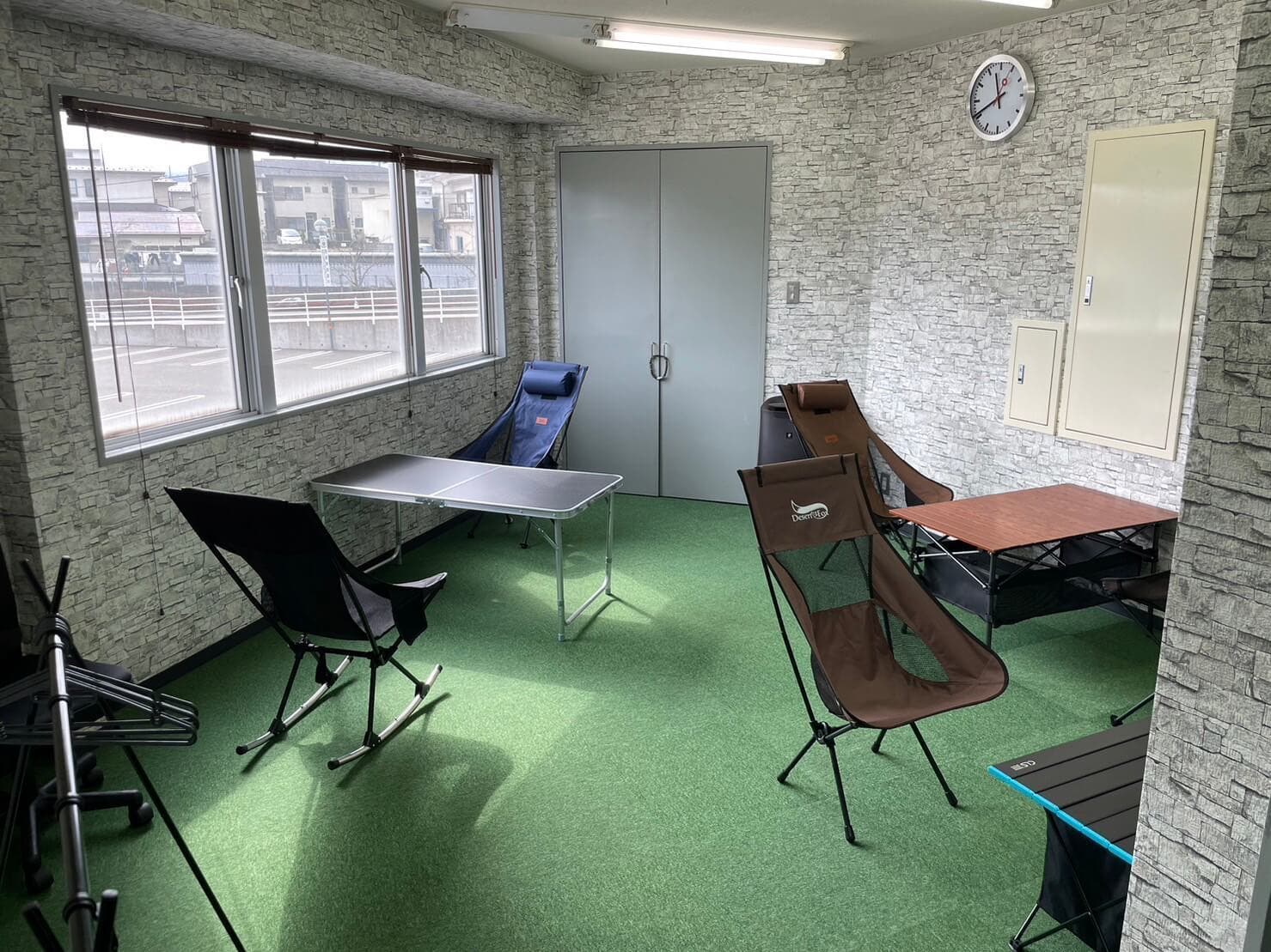 3周年記念30%OFF！5名個室が1時間700円！24時間営業！山梨県富士吉田市に所在し、都心から1時間30分とアクセス良好！の写真1