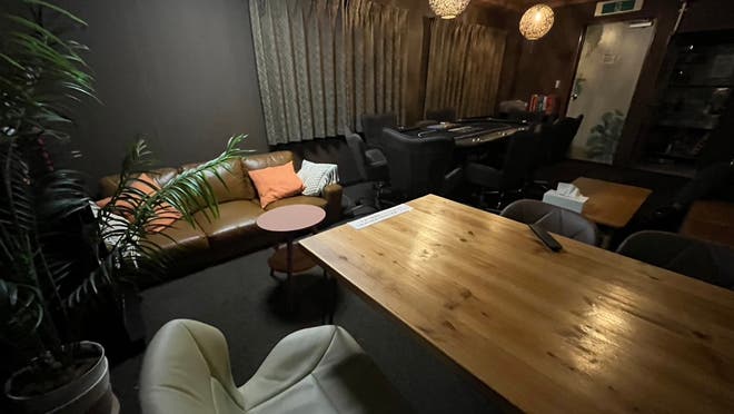 【FAMILYPOT 飯田橋店】駅徒歩5分 本格ポーカーテーブル、カラオケ、ダーツ、シーシャもあるパーティ向けバリ風スペースの写真1