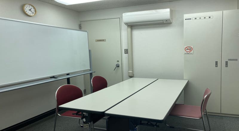 【堺筋本町駅 "目の前" 貸会議室】一人作業に最適な小さめ貸会議室（オーガスタルーム）