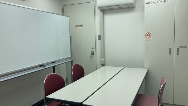 【堺筋本町駅 "目の前" 貸会議室】一人作業に最適な小さめ貸会議室(オーガスタルーム)の写真1