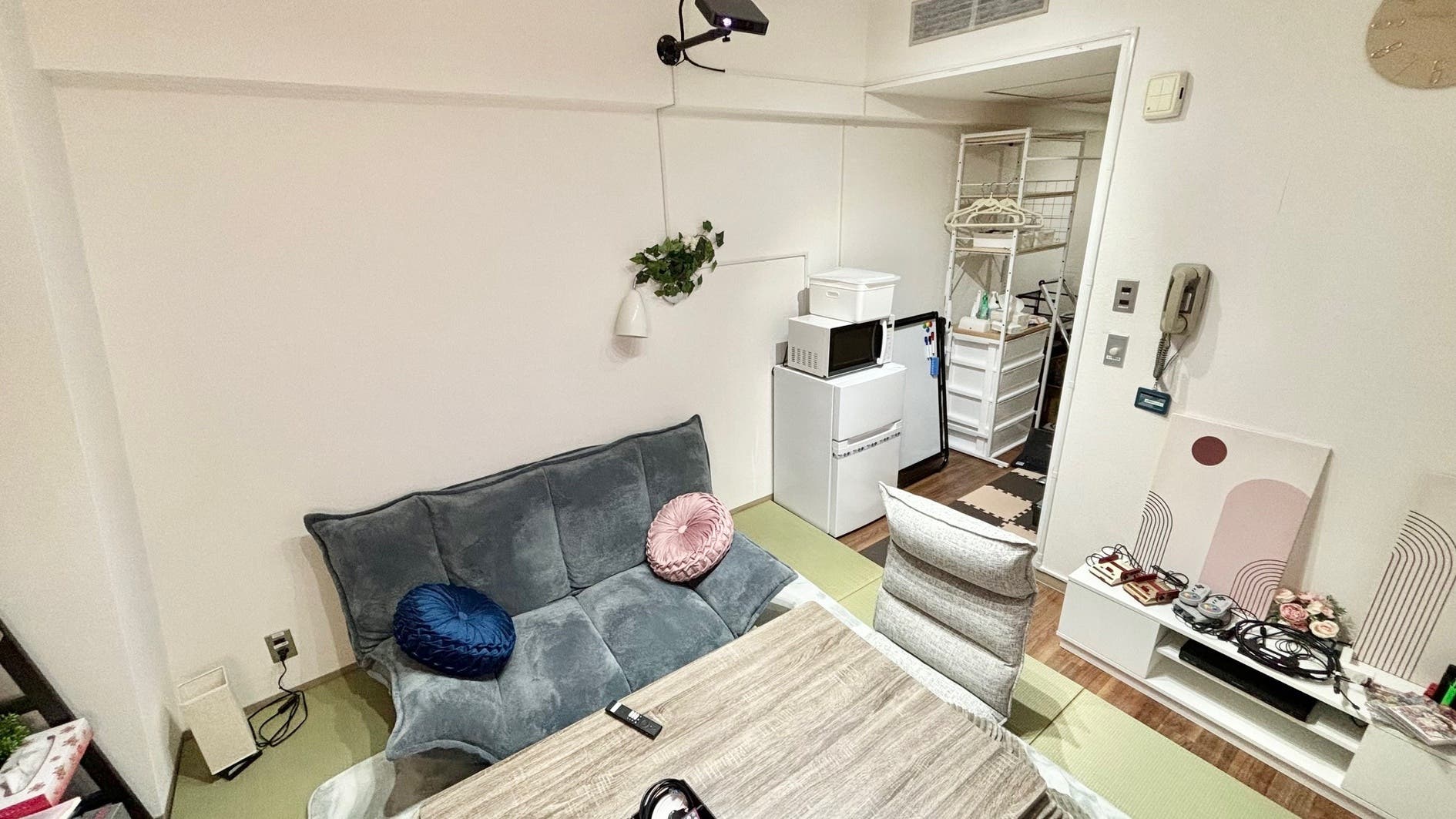 1時間から利用🉑新大阪駅スグ🚶‍♂️落ち着く「たたみ」のお部屋🌟80㌅大画面🎬高画質プロジェクター📸ドルビー音質♬の写真4