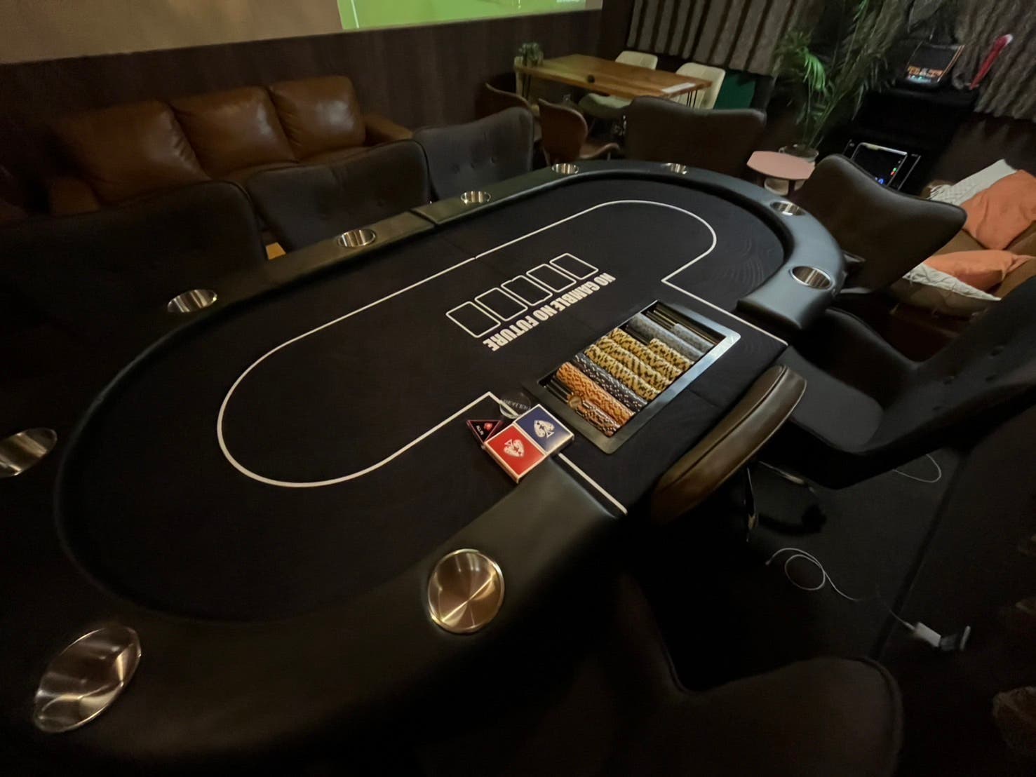 【FAMILYPOT 飯田橋店】駅徒歩5分 本格ポーカーテーブル、カラオケ、ダーツ、シーシャもあるパーティ向けバリ風スペースの写真6