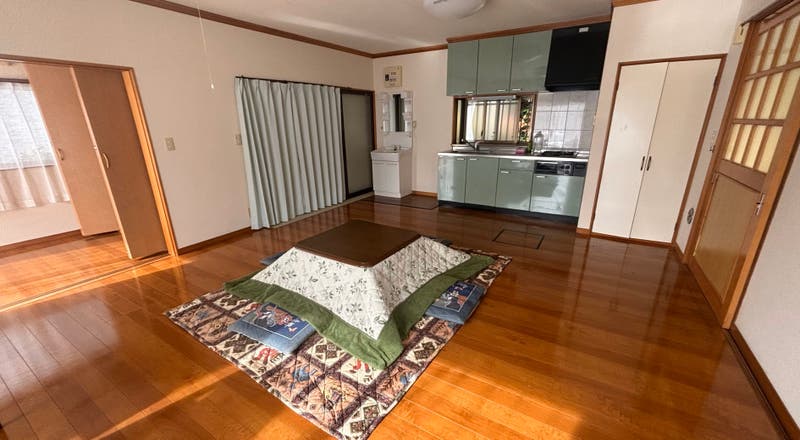 閑静な住宅団地内の小さな一軒家