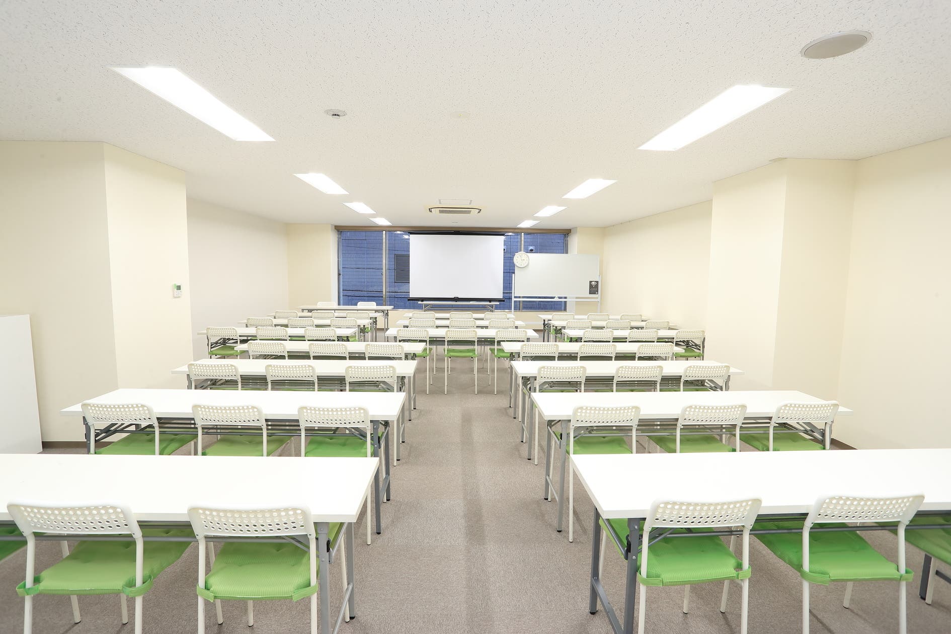 【仙台駅から徒歩4分】仙台あおば通り333店　A会議室【マイク・プロジェクター・モニターなど設備豊富】の写真1