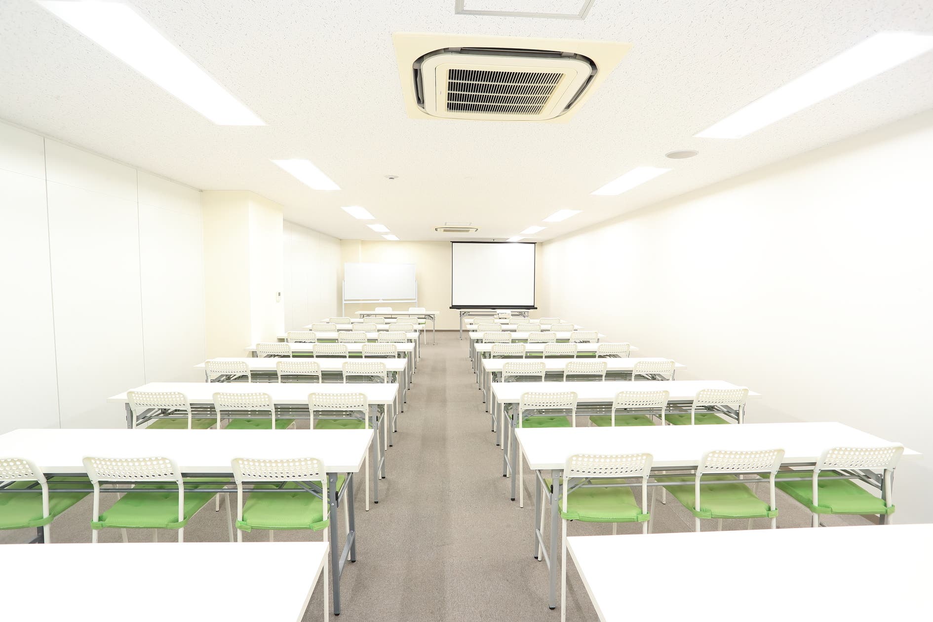 【仙台駅から徒歩4分】仙台あおば通り333店　B会議室【マイク・プロジェクター・モニターなど設備豊富】の写真1