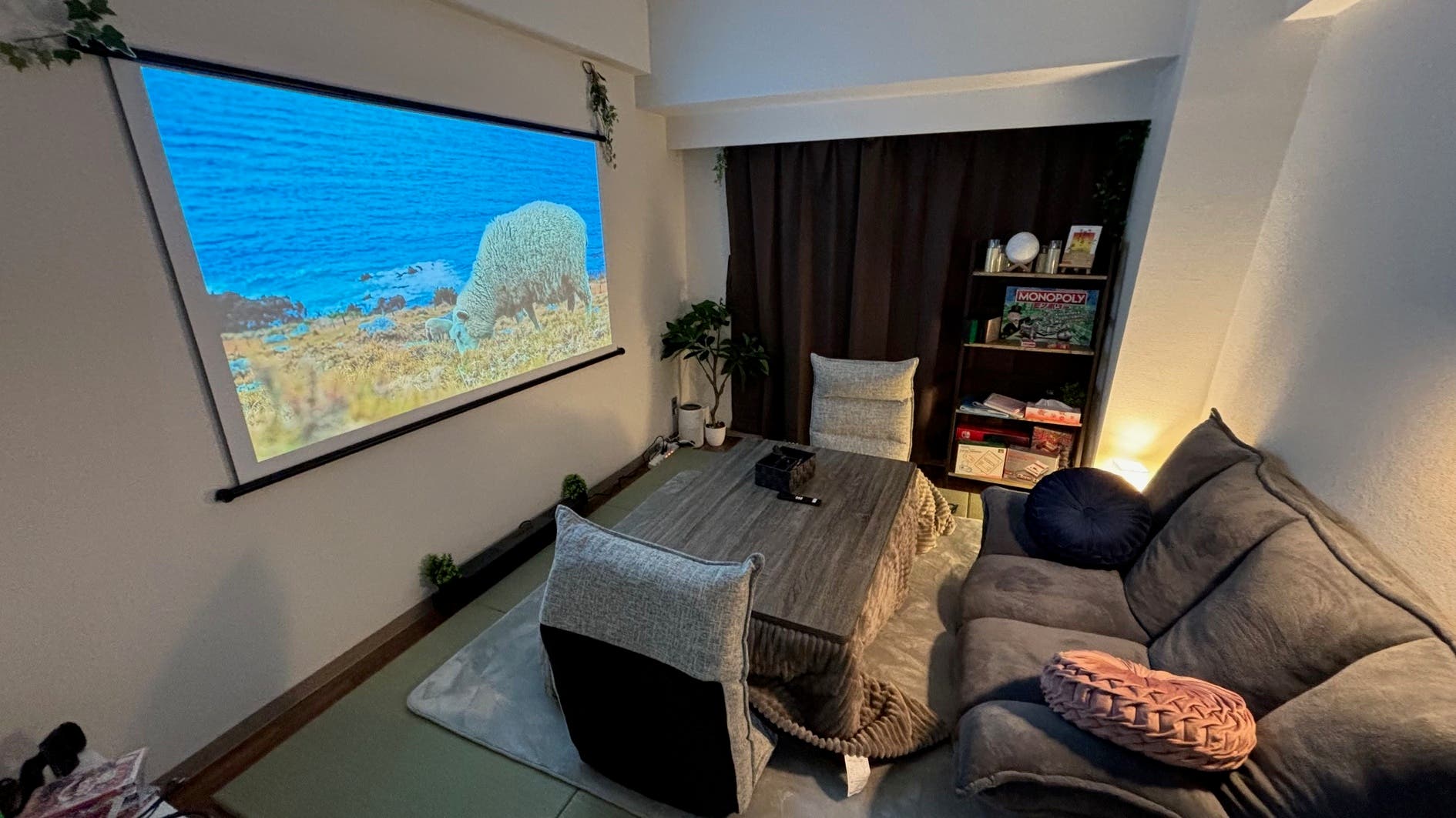 1時間から利用🉑新大阪駅スグ🚶‍♂️落ち着く「たたみ」のお部屋🌟80㌅大画面🎬高画質プロジェクター📸ドルビー音質♬の写真1