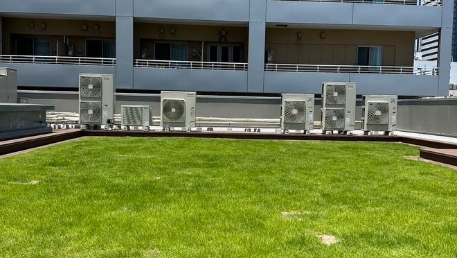 豊洲にNEWOPEN!生芝があって開放的な屋上スペースです!の写真4