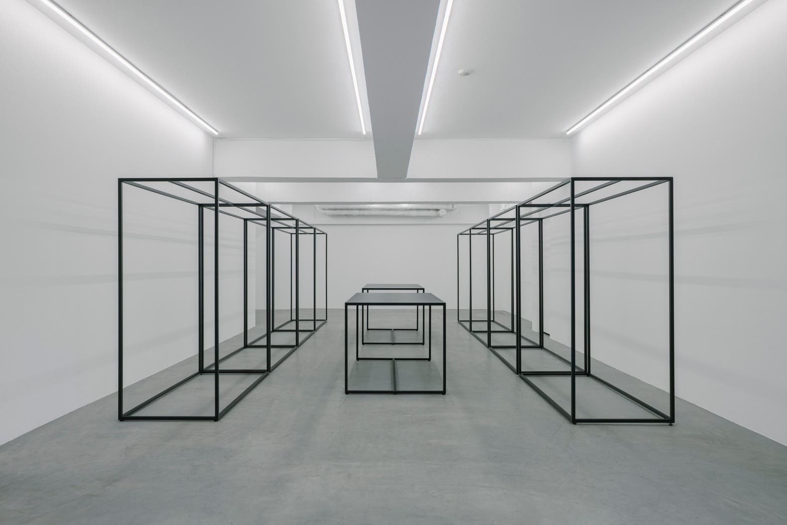 【明治神宮前/原宿駅5分】展示会やポップアップストアに最適な什器無料貸し出しの路面スペース、フォトスタジオやアート展示も利用可能の写真1