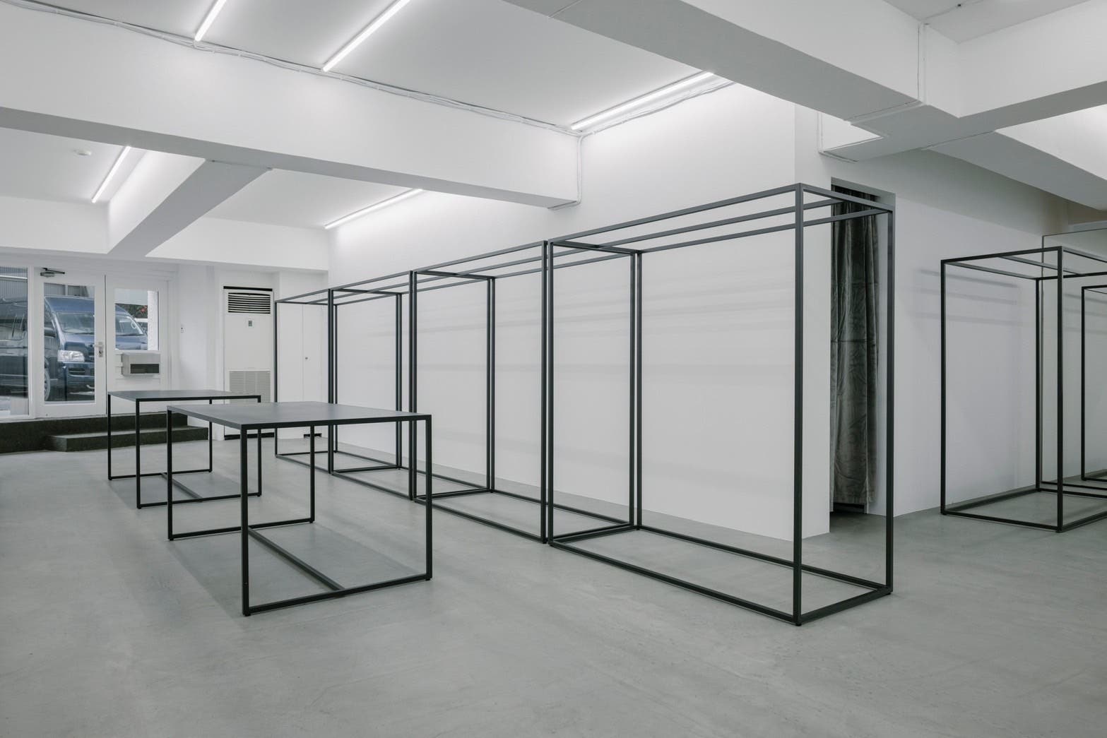 【明治神宮前/原宿駅5分】展示会やポップアップストアに最適な什器無料貸し出しの路面スペース、フォトスタジオやアート展示も利用可能の写真3