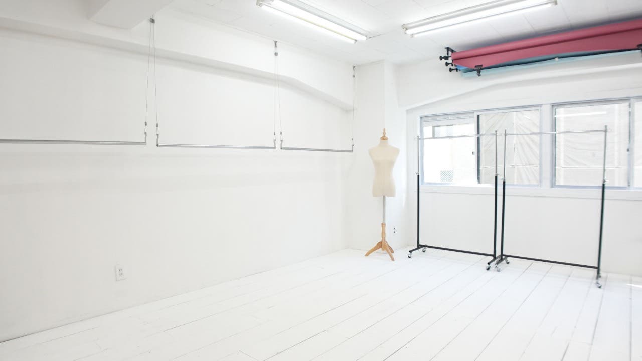 【恵比寿5分】２面採光｜白壁＋フラワーウォール｜撮影機材・背景紙無料【アパレル｜ポートレート】の写真14