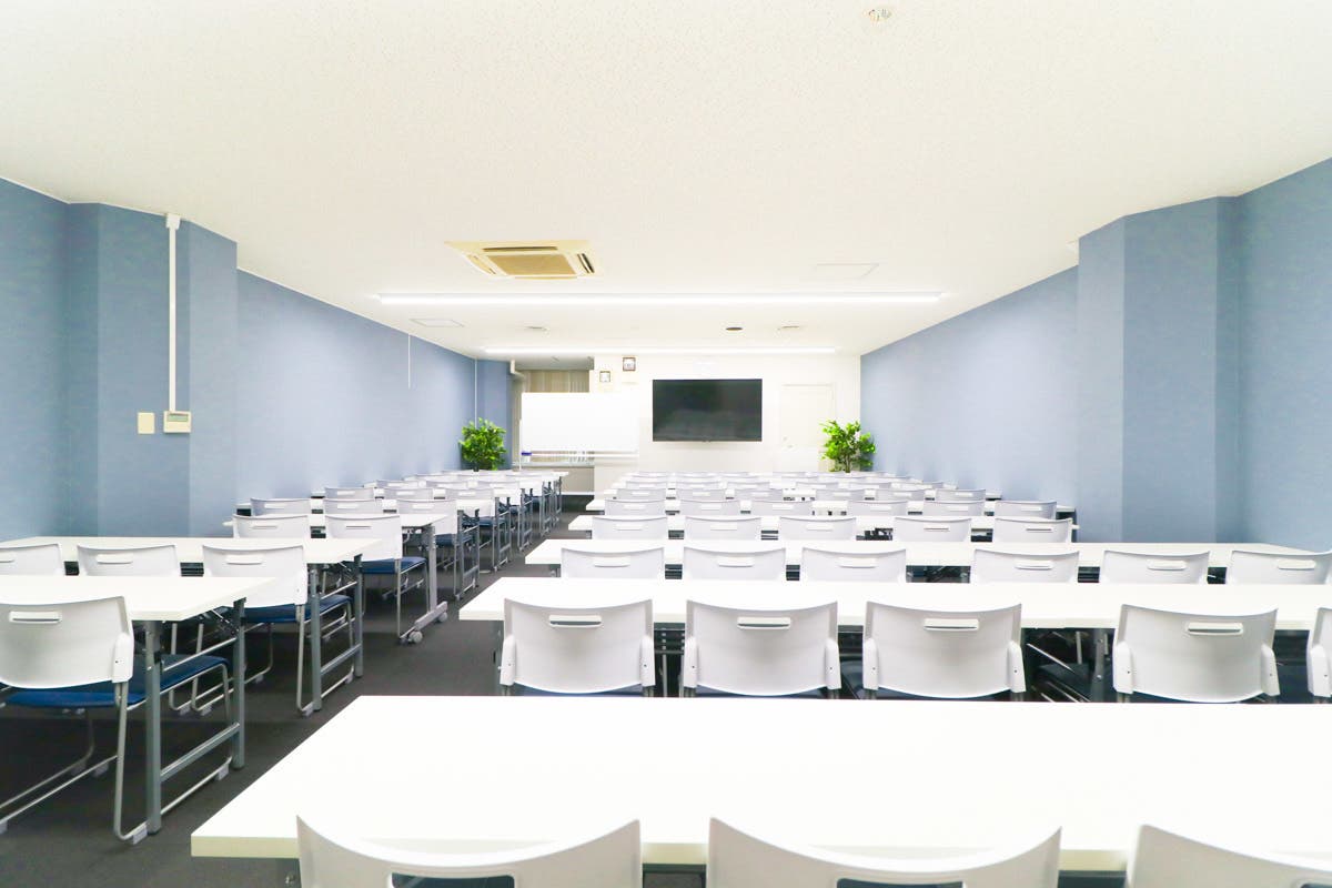 【梅田駅地下直結で最高の立地！大阪駅前第１ビル！80名】75型モニター・WiFi全て無料！ふれあい貸し会議室 梅田No128の写真1