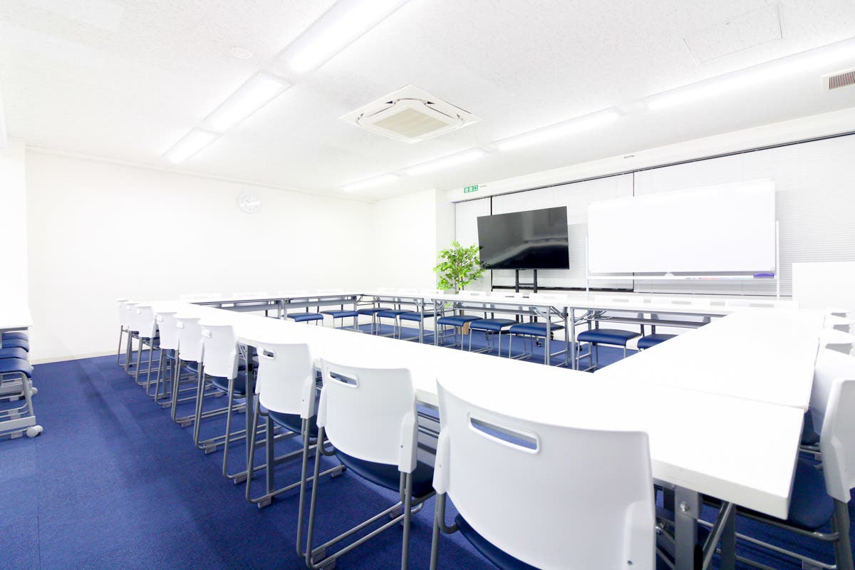 【天神駅出口徒歩2分！56名！】65インチ大型モニター・10Gbps光回線・WiFi全て無料！ふれあい貸し会議室 天神No130の写真13