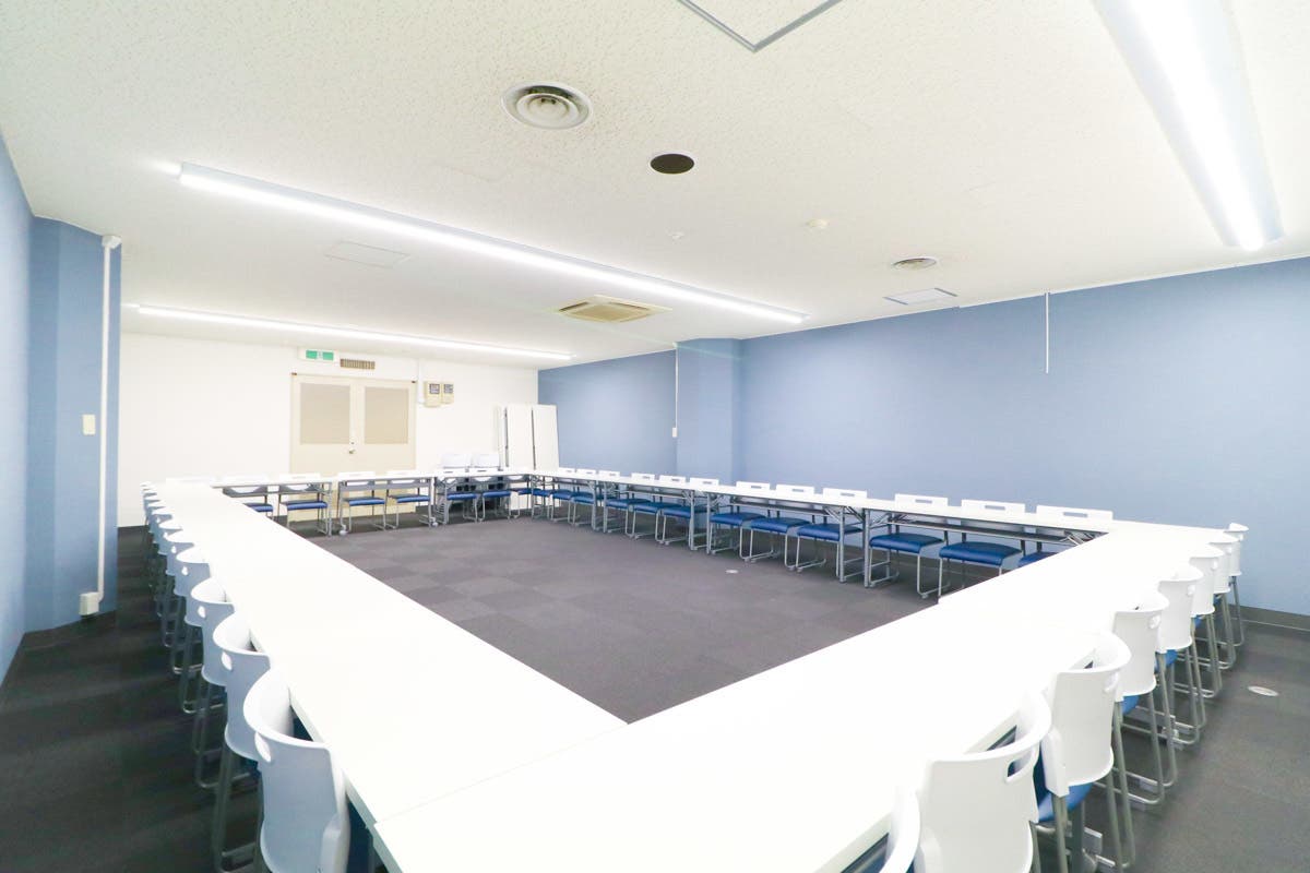 【梅田駅地下直結で最高の立地！大阪駅前第１ビル！80名】75型モニター・WiFi全て無料！ふれあい貸し会議室 梅田No128の写真16