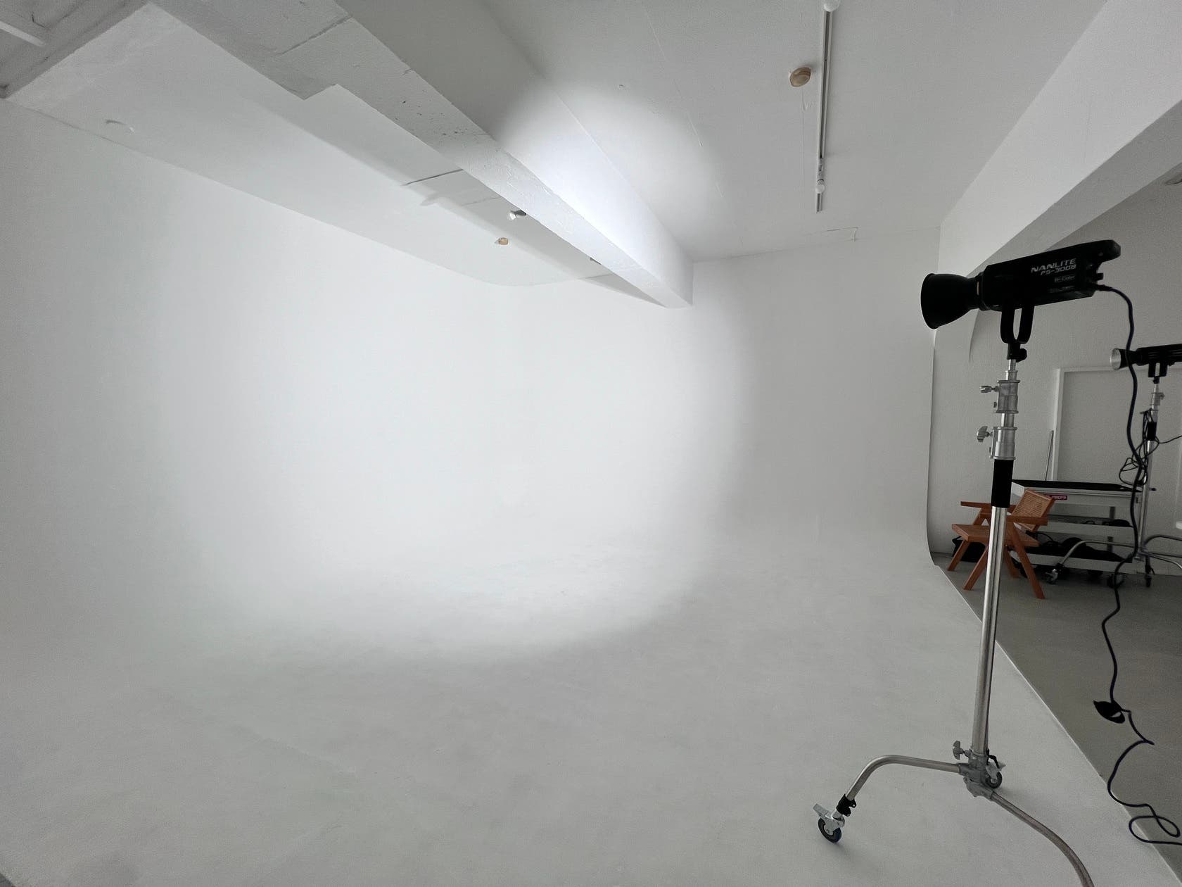 撮影機材無料&広いスペース 3面Rの本格白ホリゾント【N1スタジオ】神楽坂に天高3.5m/80㎡ モルタル床あり&レトロな倉庫の写真21
