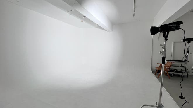 撮影機材無料&広いスペース 3面Rの本格白ホリゾント【N1スタジオ】神楽坂に天高3.5m/80㎡ モルタル床あり&レトロな倉庫の写真21