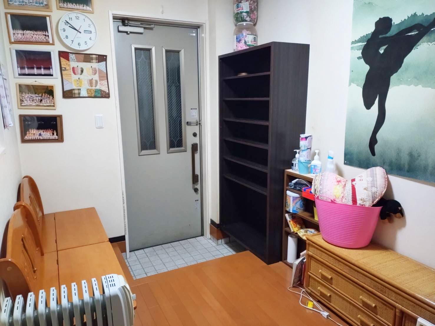 レッスンにおすすめ【JR相模原駅より徒歩9分、駐車場６台】リノリウム、バレエバー、２面鏡、音響、天井高5m弱、グランドピアノありの写真5