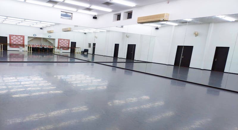 レッスンにおすすめ【JR相模原駅より徒歩9分、駐車場６台】リノリウム、バレエバー、２面鏡、音響、天井高5m弱、グランドピアノあり
