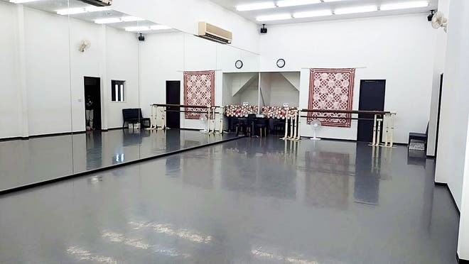 レッスンにおすすめ【JR相模原駅より徒歩9分、駐車場6台】リノリウム、バレエバー、2面鏡、音響、天井高5m弱、グランドピアノありの写真2