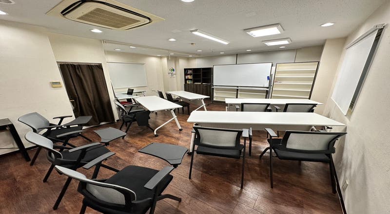 広島市中区三川町中央通り沿い！ZOOM会議やリモートでも使える会議室！  ・約１３坪のスペースでセミナーにピッタリ！