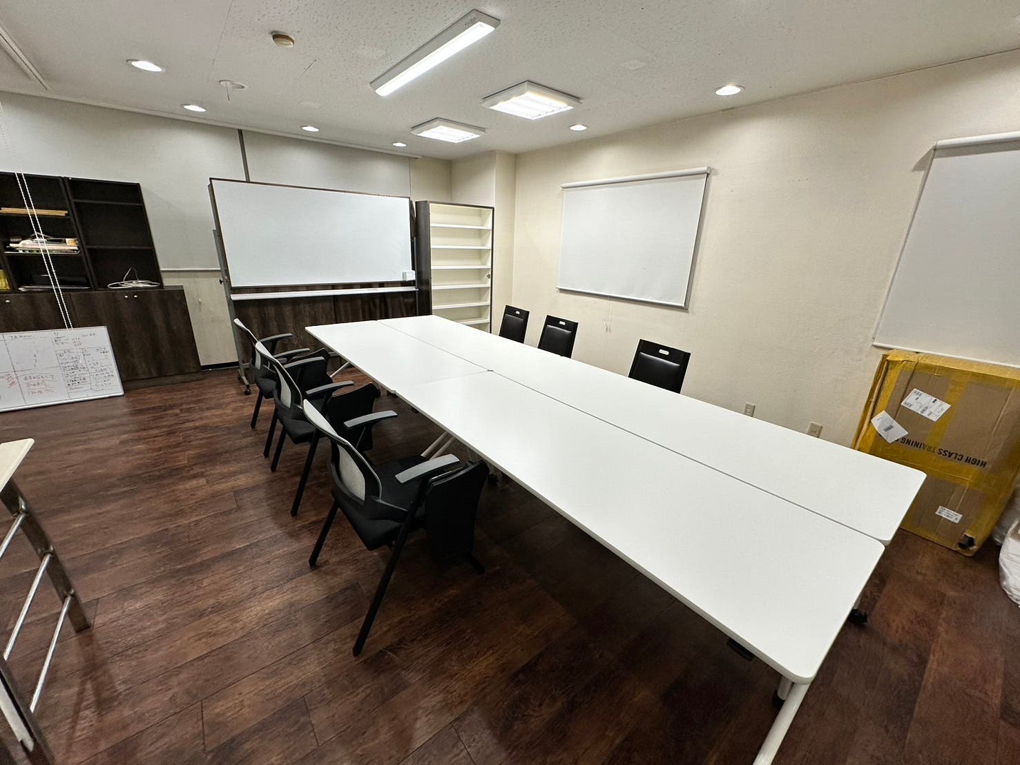 広島市中区三川町中央通り沿い！ZOOM会議やリモートでも使える会議室！  ・約１３坪のスペースでセミナーにピッタリ！の写真5