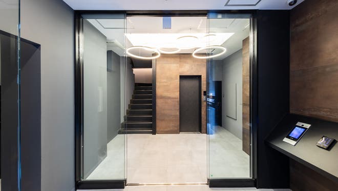 MEETING ROOM 2B【上野駅1分】💺おしゃれな会議室🌟65型モニター📺WEB会議🎤Wi-Fi有🛜 トイレ綺麗💕8名席の写真7