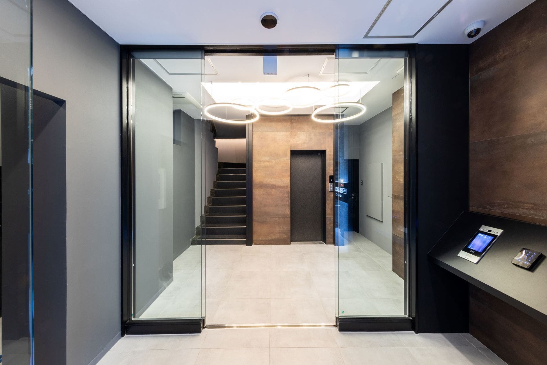 MEETING ROOM 4C【上野駅１分】💺おしゃれな会議室🌟85型モニター📺WEB会議🎤Wi-Fi有🛜 トイレ綺麗💕14名席の写真9