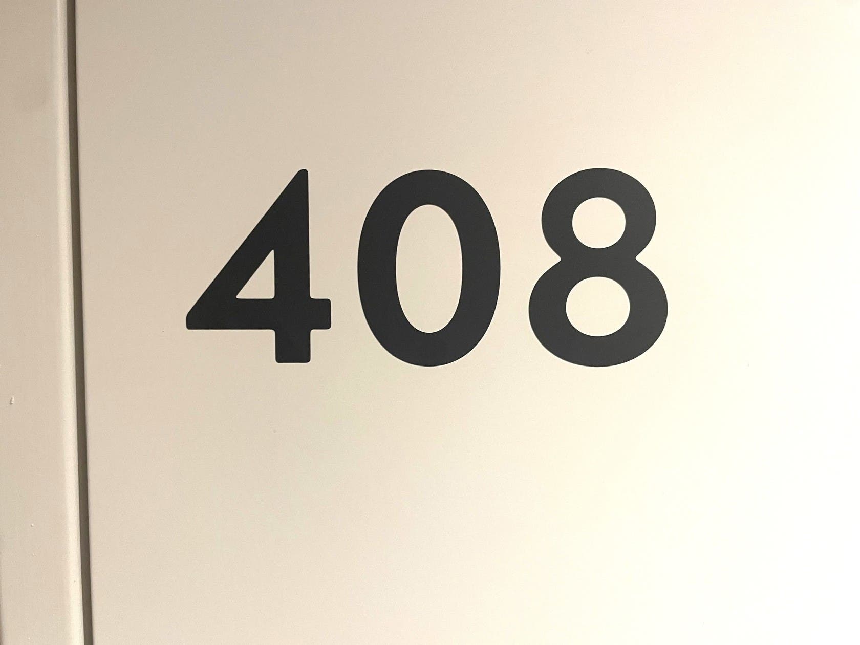 408号室💺【上野駅前】1名個室🌟電源⚡Wi-Fi🛜 27インチモニター🖥️WEB会議☎️面接/勉強🖋充電器有り📱　トイレ綺麗💕の写真4