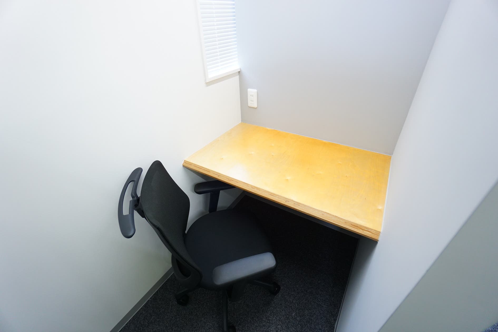 ＜ハニーコムコム稲毛 ワークNo.1＞半個室のコワーキングスペース💻声出し不可🚫光回線Wi-Fi📶電源🔌テレワーク/自習の写真7