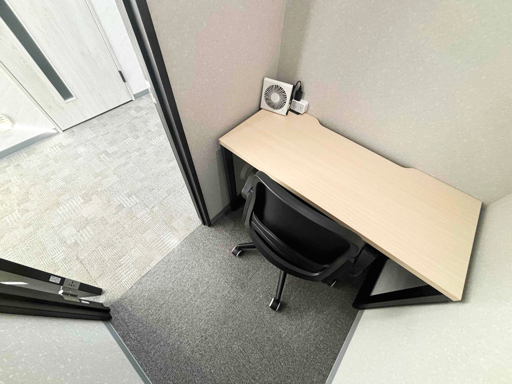 ✨12~1月値下げ中✨【茅場町駅3番出口0分】個室No.9 /外部モニター設置/WEB会議/勉強/Wifi/外出可（鍵付）の写真3