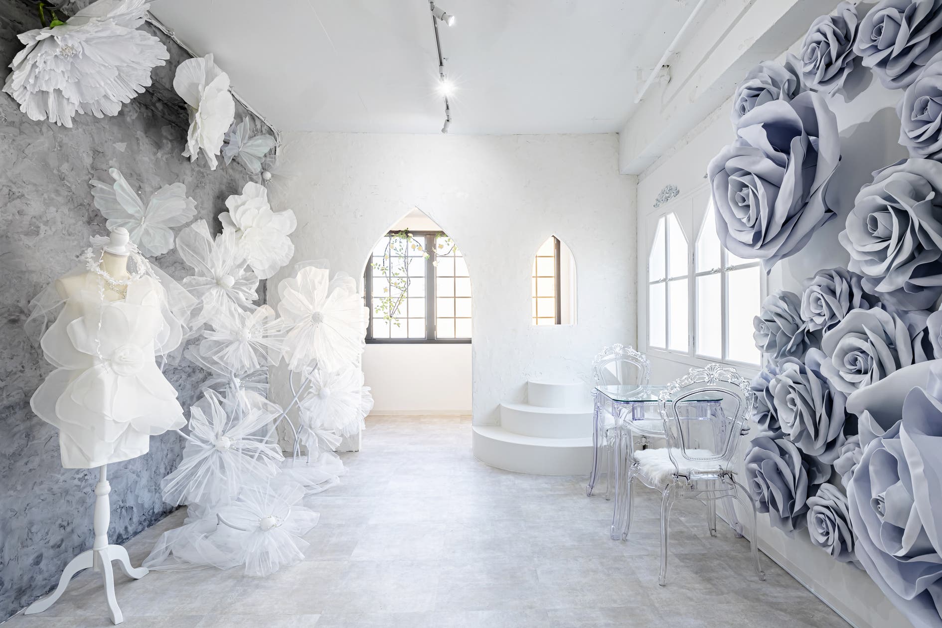 【花とつながる無限・白のファンタジー】４面自然光｜シンデレラ馬車｜満月｜階段｜漆喰白壁｜ドレス着放題！｜撮影機材無料!の写真5