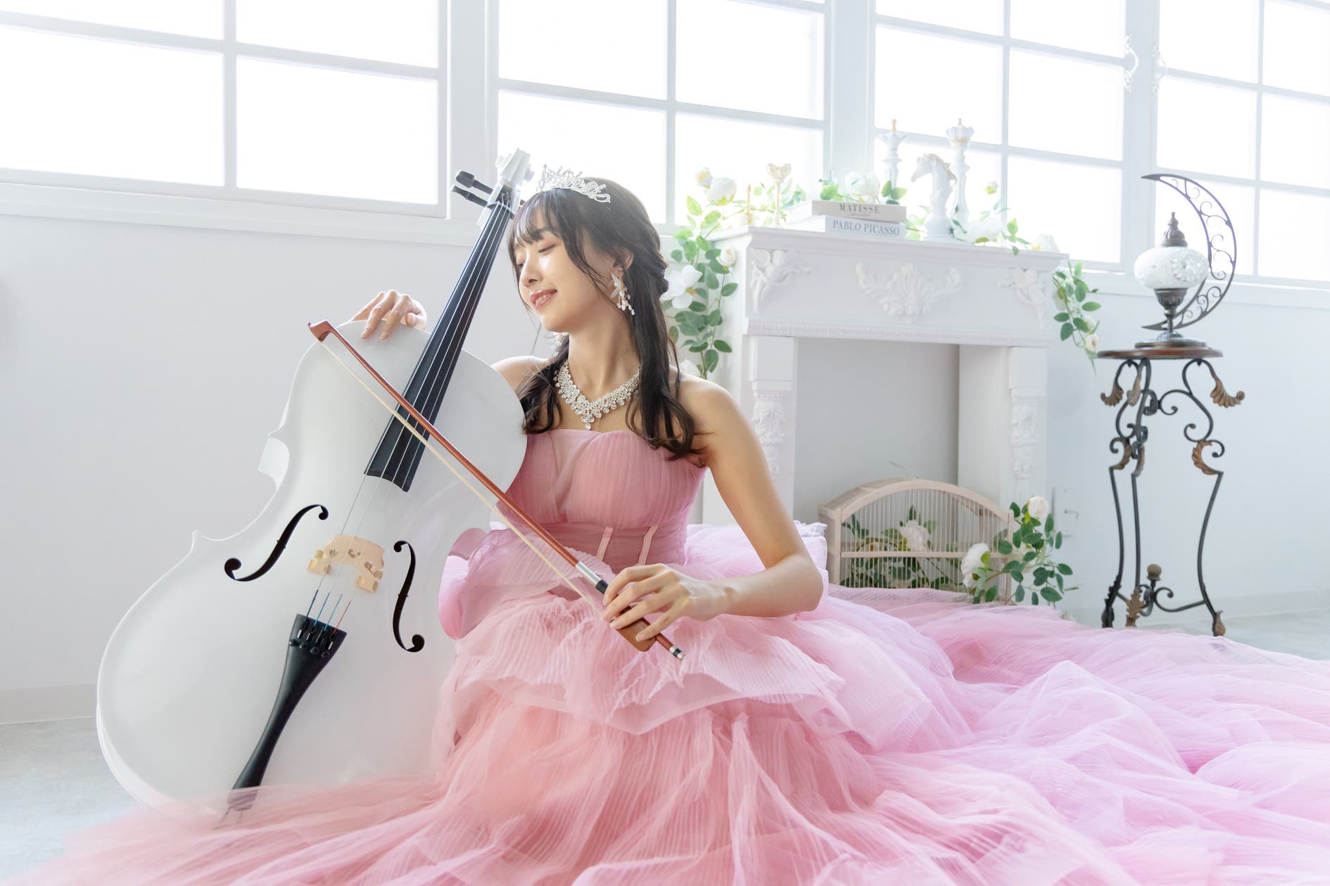 【花とつながる無限・白のファンタジー】４面自然光｜シンデレラ馬車｜満月｜階段｜漆喰白壁｜ドレス着放題！｜撮影機材無料!の写真12