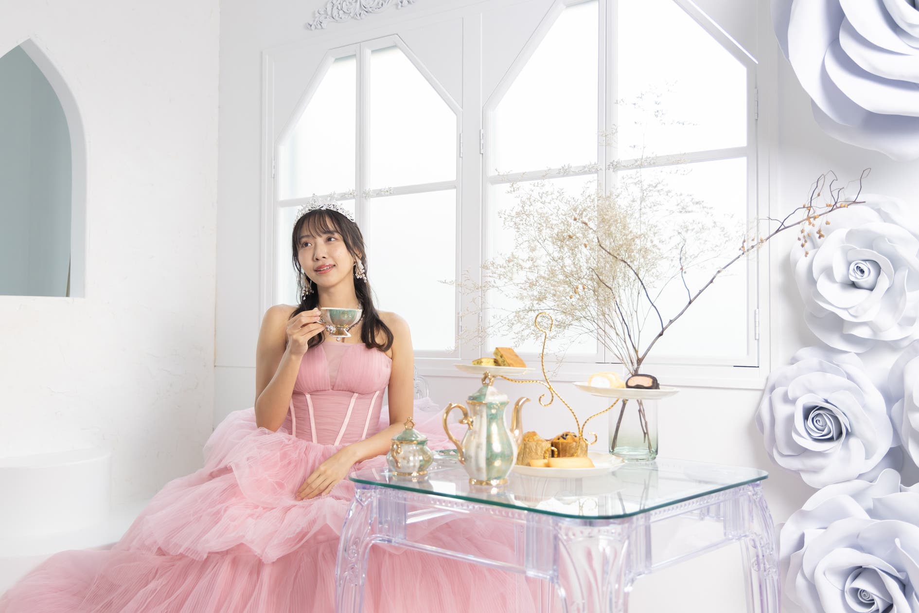 【花とつながる無限・白のファンタジー】４面自然光｜シンデレラ馬車｜満月｜階段｜漆喰白壁｜ドレス着放題！｜撮影機材無料!の写真8