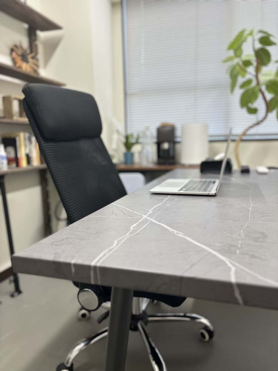 【完全個室間貸し】ダイソー、コンビニ徒歩2分、最大着席数5名の広々テーブルとオシャレ背景でリモートワークで使いやすい！の写真1