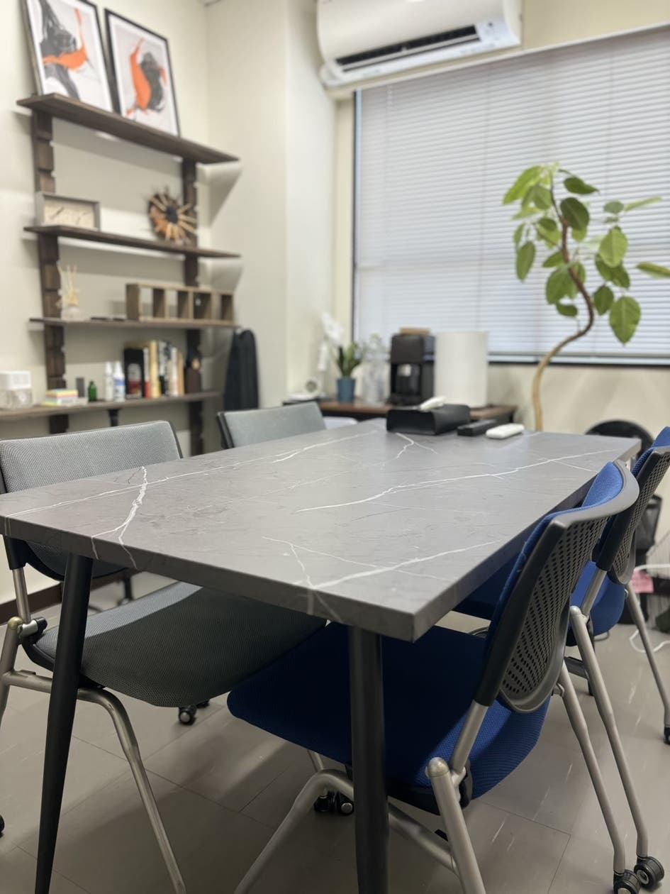 【完全個室間貸し】ダイソー、コンビニ徒歩2分、最大着席数5名の広々テーブルとオシャレ背景でリモートワークで使いやすい！の写真2