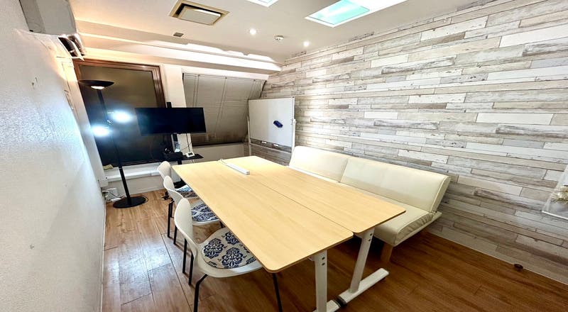 ★平日１時間８７８円★高田馬場3分・会議・女子会・最大8名までOK・高速Wi-Fi・ホワイトボード・モニター・ゲーム等無料