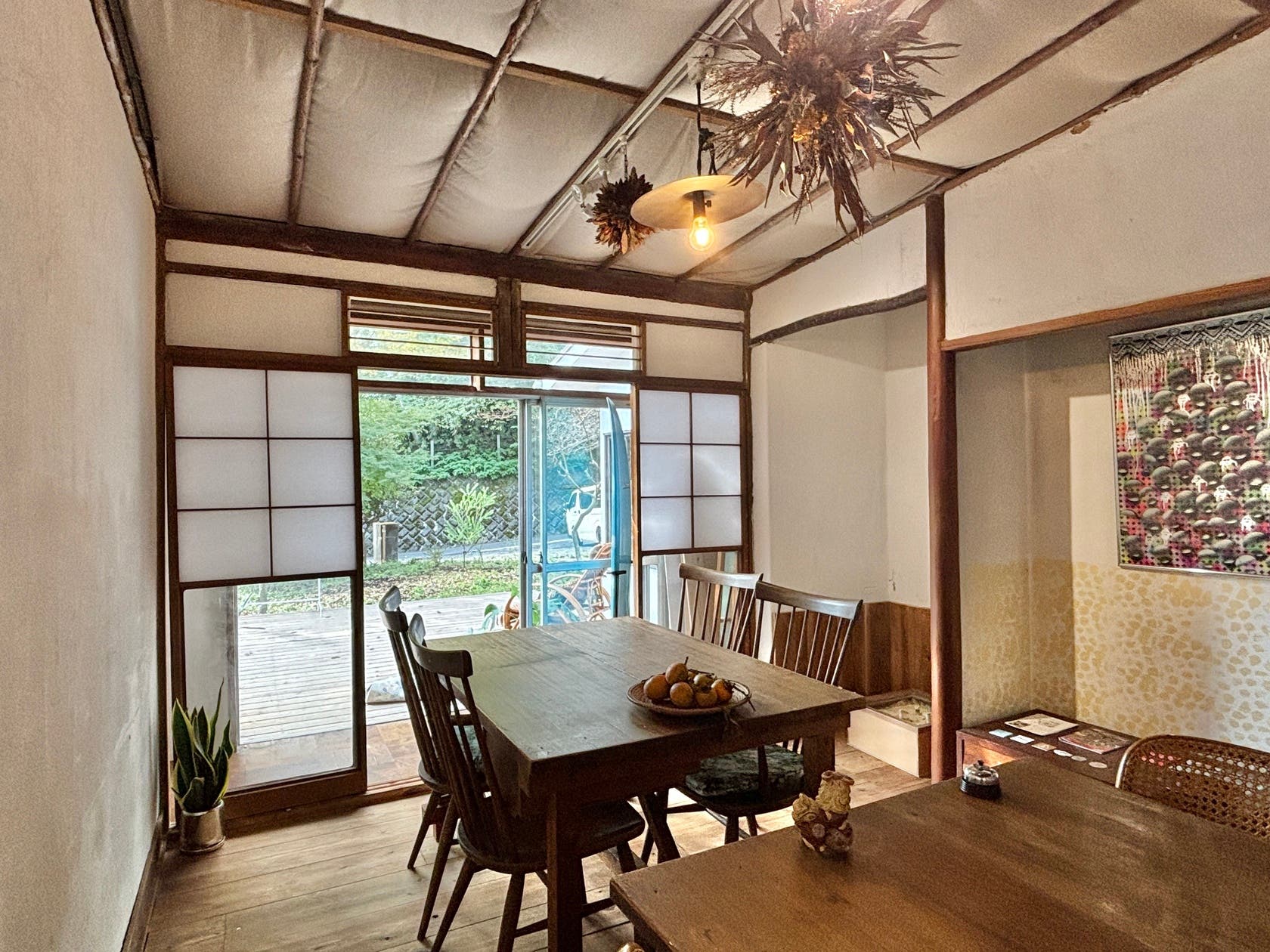 逗子駅から徒歩9分/駐車場1台可/シンボルツリーを眺める個室の写真4