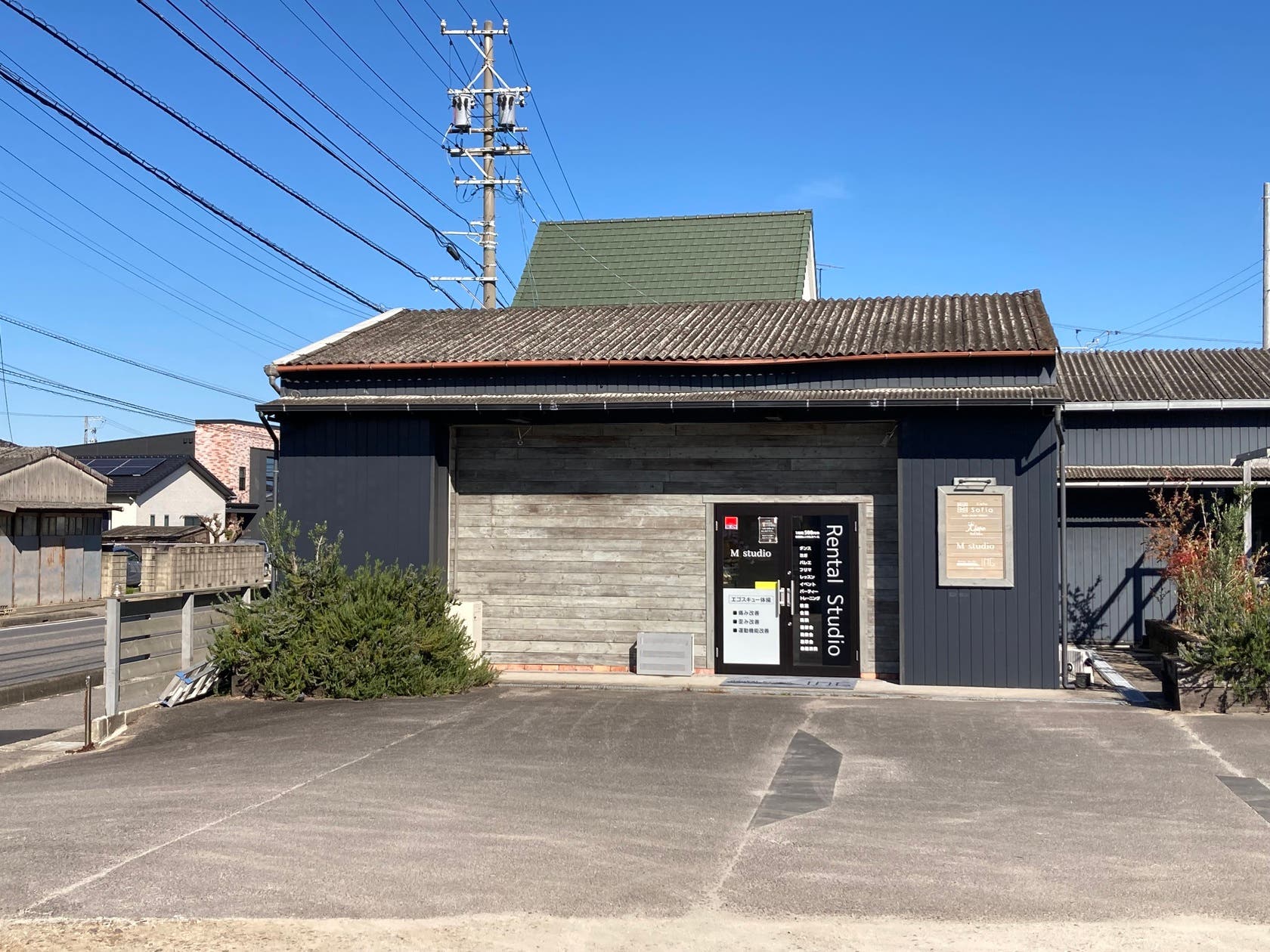 サロン　ダイニングテーブルとカウンターテーブルがあるリビングスタイルのオープンスペースの写真16