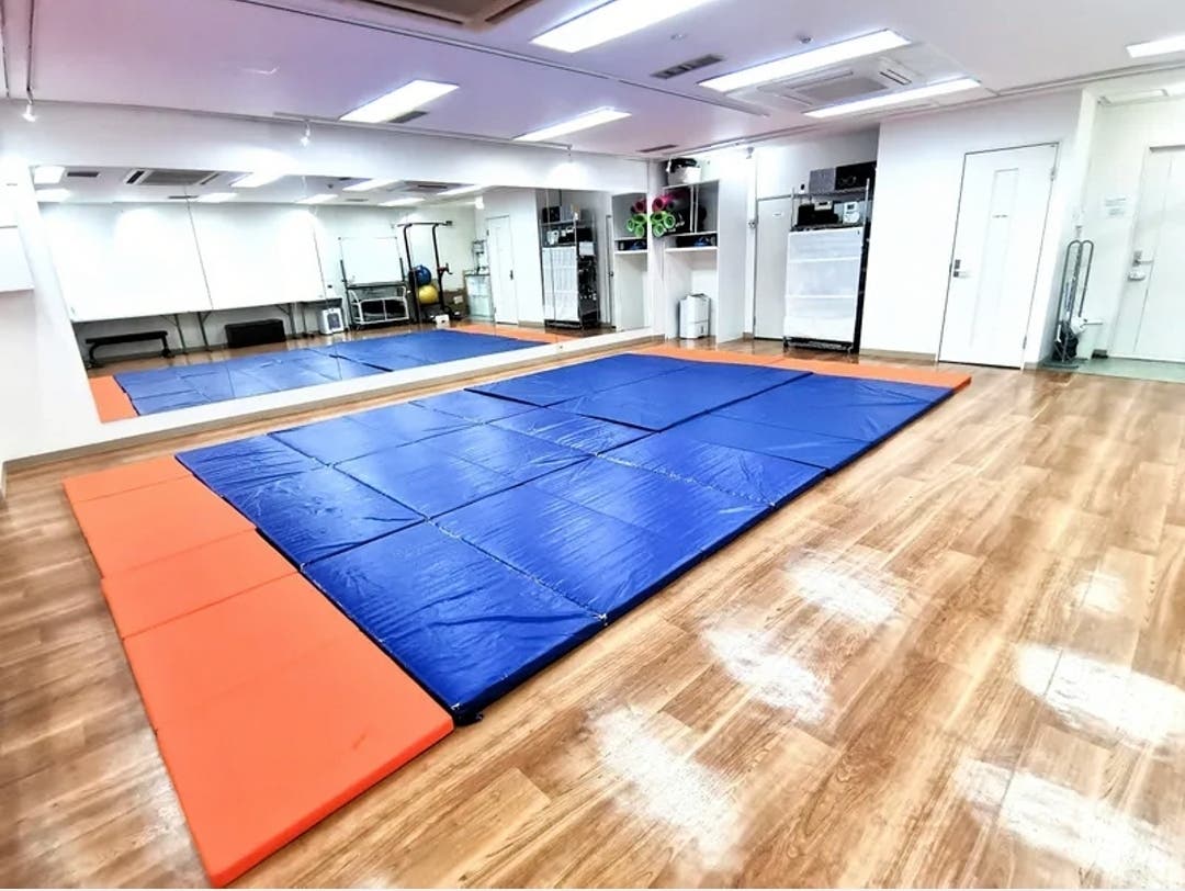 【浅草橋・蔵前】駅近／広々 地下スペース／膝に優しい衝撃吸収床／壁二面鏡／暗闇✨ピカピカLED✨の写真7