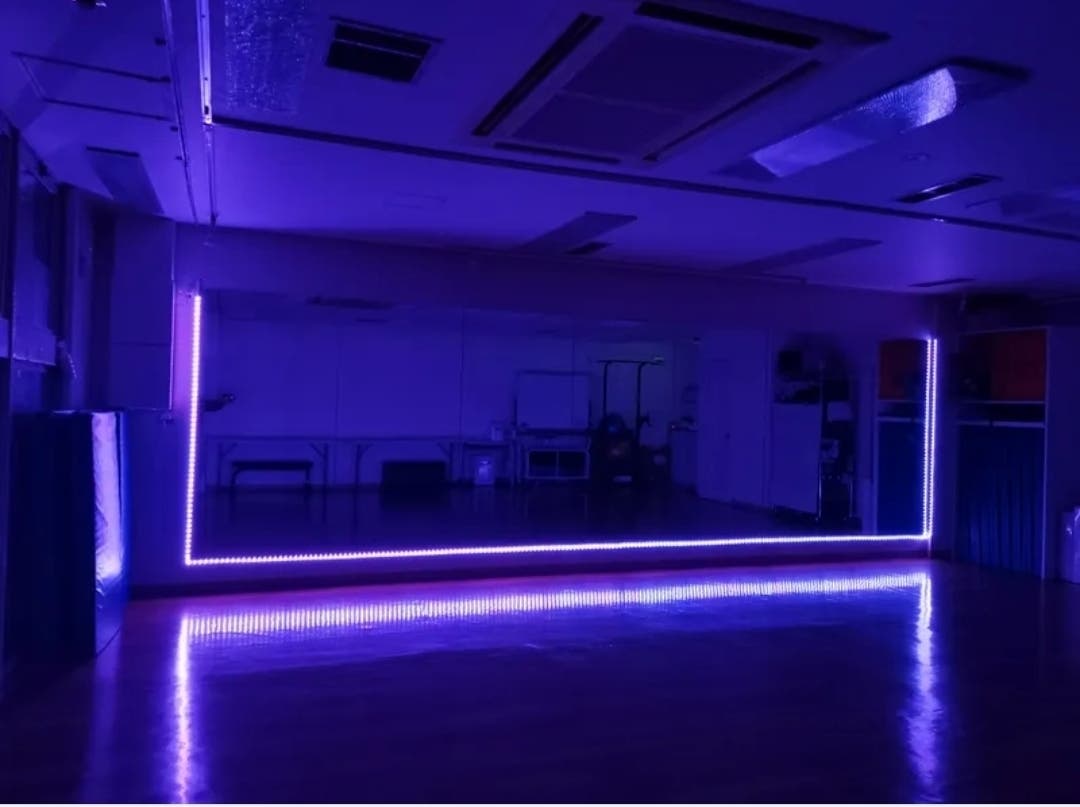 【浅草橋・蔵前】駅近／広々 地下スペース／膝に優しい衝撃吸収床／壁二面鏡／暗闇✨ピカピカLED✨の写真9